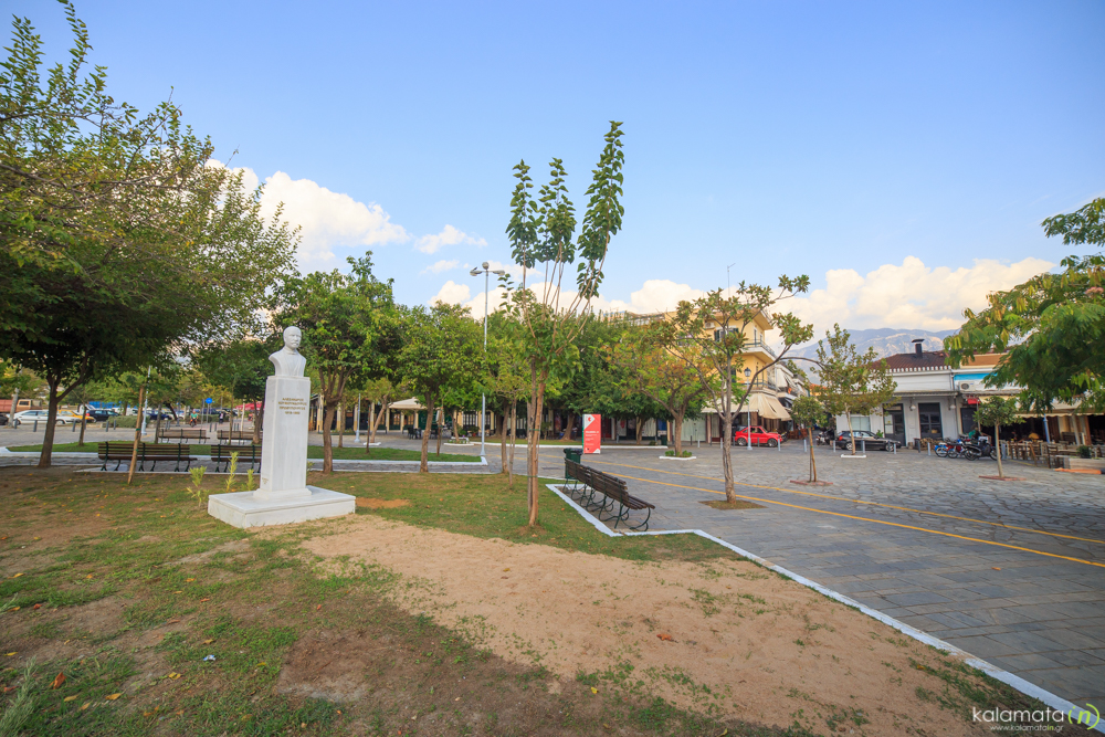 Η προτομή του Κουμουνδούρου δεσπόζει στην πλατεία Όθωνος - Kalamata IN